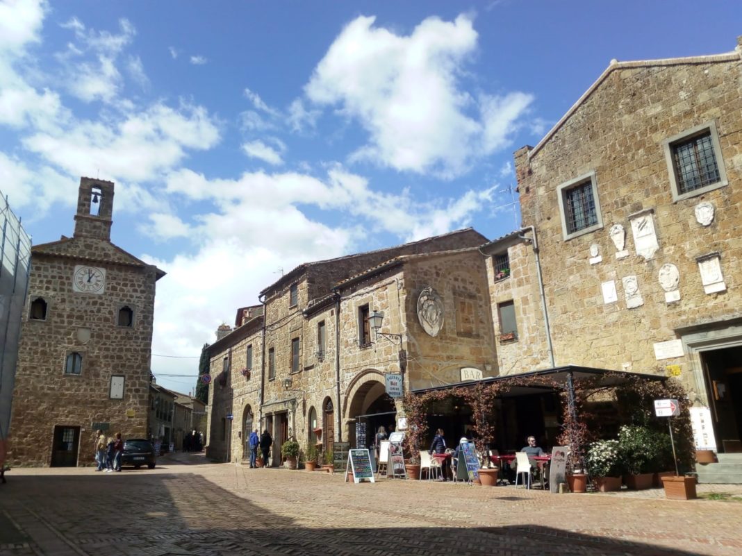 Gita nel Borgo medioevale di Sovana, uno dei borghi più caratteristici ...